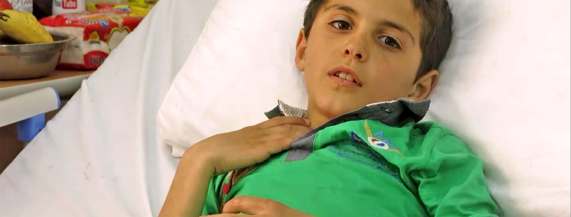 Prendre un enfant par la main | Handicap International France